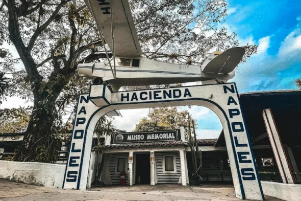 Dove si trova la casa di Pablo Escobar e perché è dedicata a Napoli?