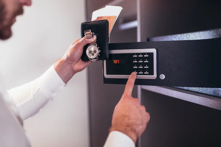 Come si monta una cassaforte a muro: ecco come installarla passo dopo passo