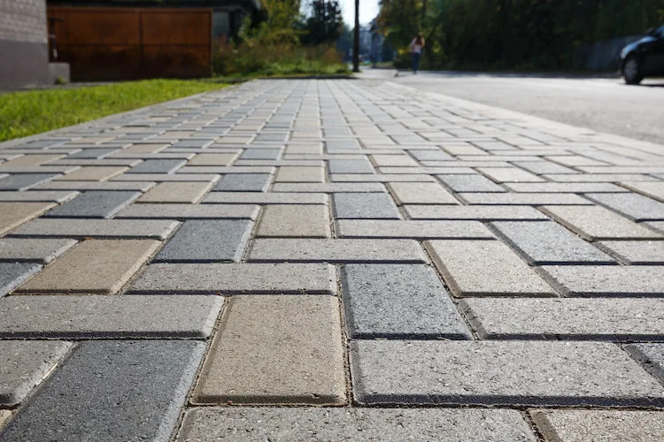 Strada privata di condominio: quando è permesso parcheggiare?