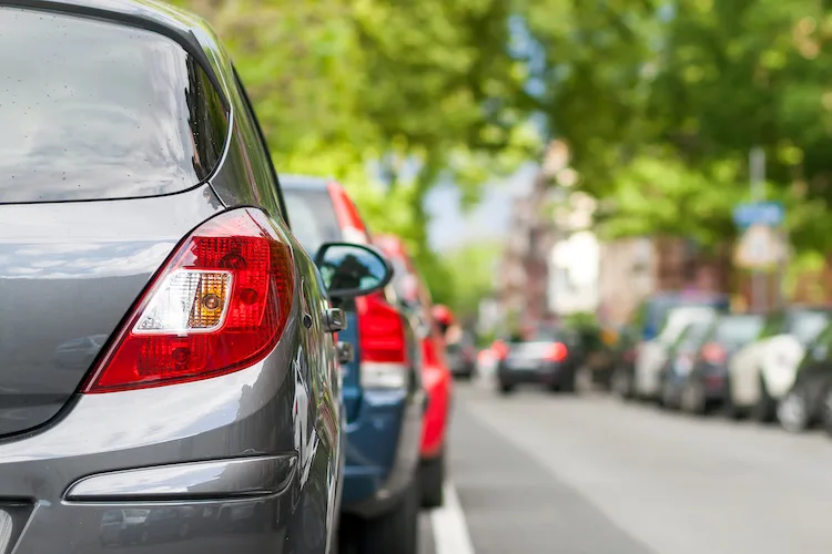 Strada privata di condominio: quando è permesso parcheggiare?