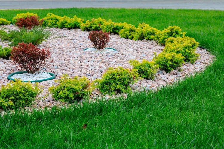 Come realizzare splendide aiuole con i sassi fai da te per il giardino