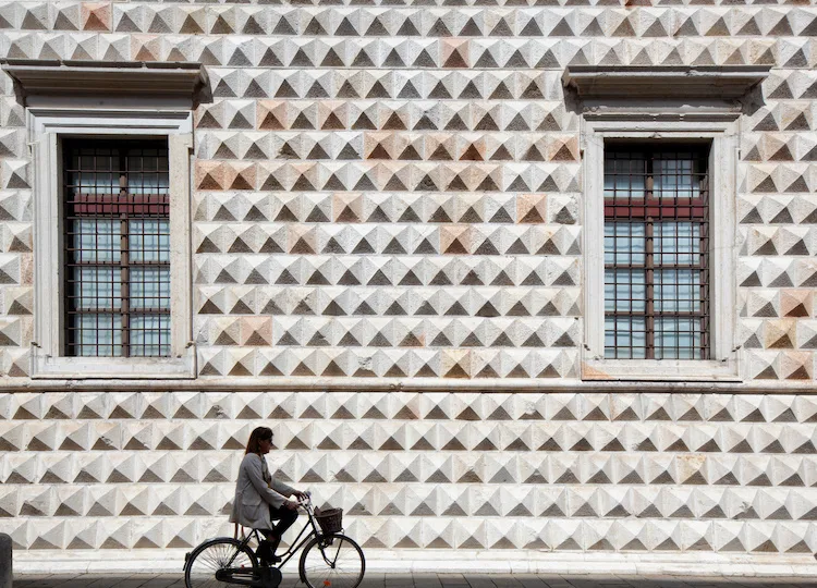 Perché il Palazzo dei Diamanti di Ferrara si chiama così?