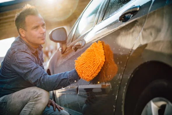 Si può lavare l'auto in strada davanti a casa?