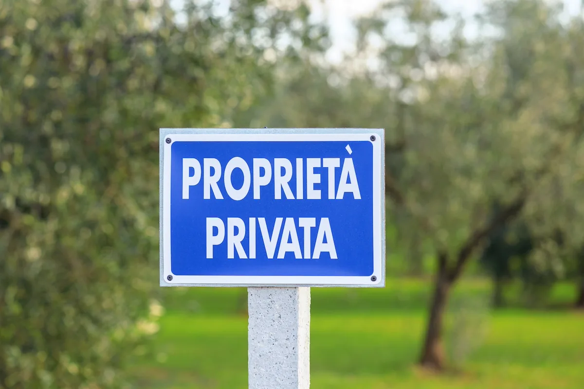 Cartello di proprietà privata abusivo, cosa si rischia?