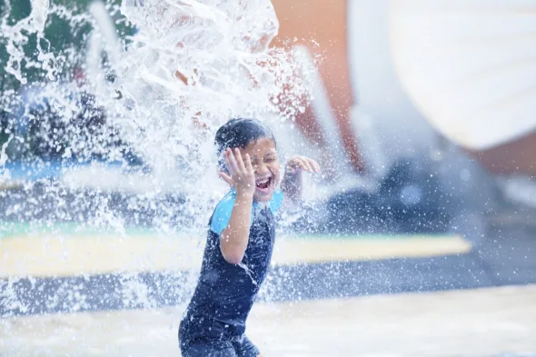 Fare il bagno in una fontana pubblica è reato e cosa si rischia?