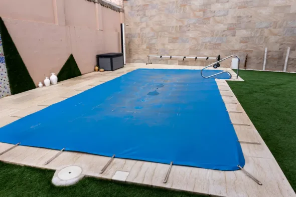 Come pulire il telo della piscina: una breve guida