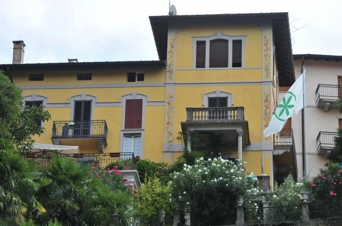 Dove viveva Umberto Bossi?